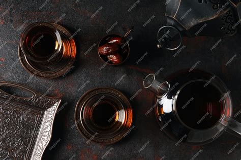 전통적인 터키 양조 뜨거운 음료 터키 차 평면도의 개념 프리미엄 사진