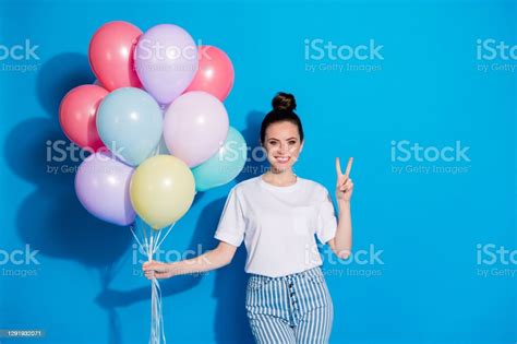 그녀의 초상화 그녀의 좋은 매력적인 꽤 쾌활한 여자 들고 손 무리 헬륨 공 에 재미 보여주는 V기호 발렌타인 데이 고립 된 선명한 신 생생한 블루 컬러 배경 파란색 배경에