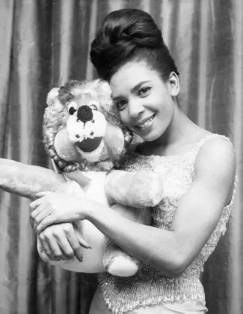 1962 Singer Shirley Bassey Embraces A Soft Toy Old Photo 900 Picclick Au