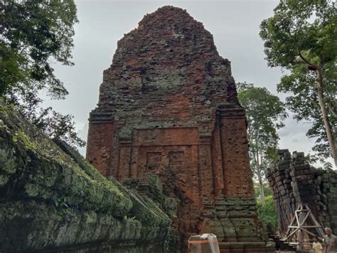 ប្រាសាទក្រហមគឺជាប្រាសាទសាងសង់ពីឥដ្ឋដែលមានទំហំធំ និងខ្ពស់ជាងគេក្នុងរមណីយដ្ឋានប្រាសាទកោះកេរ