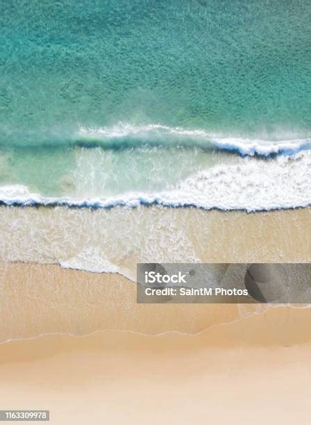 파도 해안과 푸른 청록색 파라다이스 휴가 바다 측의 아름다운 전망과 모래에 외로운 해변에서 걷는 남자의 공중 0명에 대한 스톡 사진 및 기타 이미지 Istock