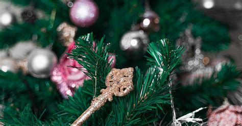 실내 Art Tree 가지 겨울 계절 기념 기쁨 녹색 나무 반짝반짝 빛나는 반짝이 반짝이는 밝은 보석과 같은 분홍색 불이 켜진 상록수 상징