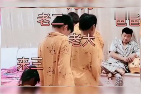 你生双胞胎就生呗，还生了两对双胞胎，爸爸好无奈