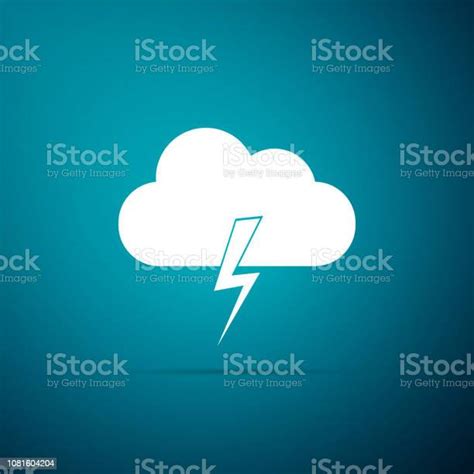폭풍 아이콘 파란색 배경에 고립입니다 구름과 번개 기호입니다 폭풍의 날씨 아이콘입니다 평면 디자인입니다 벡터 일러스트 레이 션 0명에 대한 스톡 벡터 아트 및 기타 이미지
