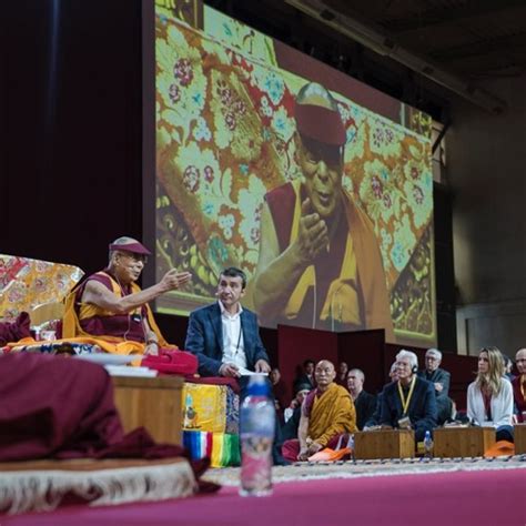 Stream Hh Dalai Lama 尊者達賴喇嘛漢譯 Listen To 2016年10月21日義大利，米蘭 三主要道、緣起讚