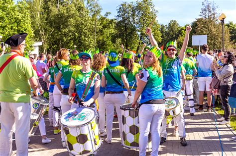 퍼레이드를 준비하는 미소 짓는 여성과 남성 삼바 드러머 공연에 대한 스톡 사진 및 기타 이미지 공연 깃털 남자 Istock