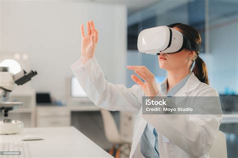 Vr 증강 현실 3d 및 메타버스로 의료 혁신을 위해 연구하는 실험실의 여성과 함께 연구 및 과학 미래 기술 및 생명 공학 과학자와 가상 현실 가상현실에 대한 스톡 사진 및