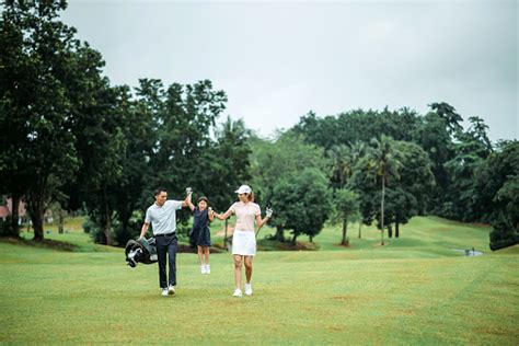 아시아 중국 미소 젊은 가족 골퍼 데 재미 와 골프 코스에 딸과 결합 가족에 대한 스톡 사진 및 기타 이미지 가족 골프 골프 선수 Istock