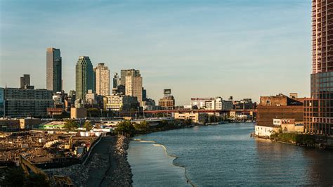 롱 아일랜드 시티의 타워 풀래스키 다리 뒤의 퀸즈 헌터스의 건물 마당에서 볼 수있는 뉴타운 크리크 를 따라 가리 킵니다 그린