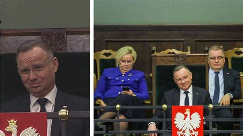 Znudzony Andrzejek Na Wiejskiej Stroi Miny Cieszy Ze Szklanki Wody I