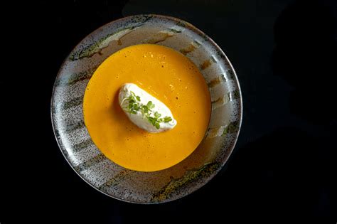 검은 색 배경에 고립 된 검은 그릇에 크림 치즈와 랍스터 크림 수프 레스토랑 음식 옐로우 크림 수프 비스킷 수프에 대한 스톡 사진 및 기타 이미지 Istock