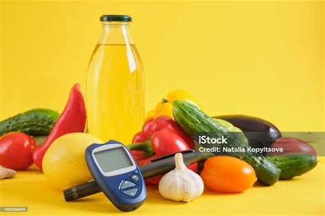 노란색 배경에 디지털 글루코 미터와 야채 당뇨병 다이어트 저혈당에 대한 스톡 사진 및 기타 이미지 저혈당 증상 건강한 식생활 Istock