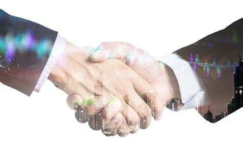 사업 금융 차트 재고 이미지 배경으로 도시 Nightscpae와 벌 핸드셰이크 이중 노출 경영자에 대한 스톡 사진 및 기타 이미지 경영자 계약서 기업 비즈니스