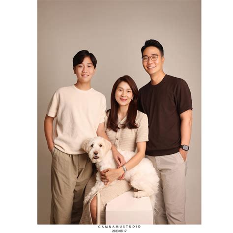 감나무사진관 가족촬영 가족사진촬영 가족사진관 환한 미소 속 성장의 기쁨으로 함께한 승미님 가족께서 세식구의 행복한 가족촬영이 진행되었습니다 엄마 아빠의 예쁜