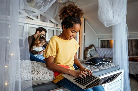 노트북 컴퓨터를 통해 선생님과 원격 수업을 하는 아프리카 소녀 원격 온라인 교육 개념에 대한 스톡 사진 및 기타 이미지 개념 거리가 먼 고등학교 이하 Istock