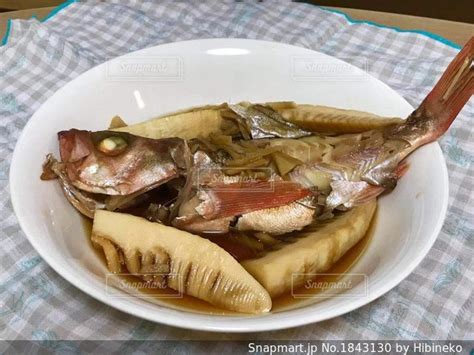 テーブルの上にウスメバルの煮付けの写真・画像素材 1843130 Snapmart（スナップマート）