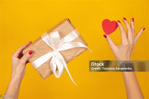 감싸인 선물 상자와 인공 하트를 들고 있는 여성의 손 빨간 손톱으로 부드러운 여성의 손 발렌타인 데이 컨셉 2월에 대한 스톡 사진 및 기타 이미지 Istock
