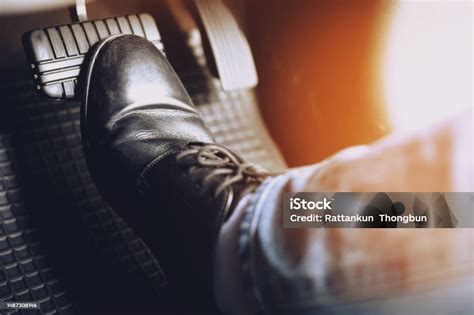 자동차 브레이크를 밟는 남자 속도 저하 정상과 갑자기 자동차를 중지 도로를 잡고 더 안정적으로 회전 하기 위해 앞 바퀴를 눌러 무게를 전송 브레이크에 대한 스톡 사진 및