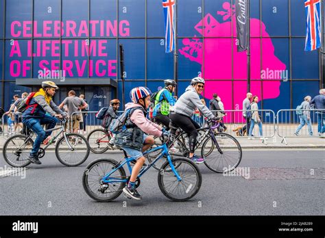 London Uk 29th May 2022 Passint The Tribute To The Queen On Her