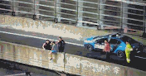 Video Policías De Caba Evitaron Que Un Joven Se Arrojara Al Vacío Desde La Autopista 25 De Mayo