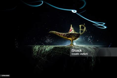 소원 개념의 램프 앤티크 알라딘 아라비아 의 밤 요정 스타일의 오일 램프 와 부드러운 밝은 흰색 연기 어두운 배경 골동품에 대한 스톡 사진 및 기타 이미지 Istock