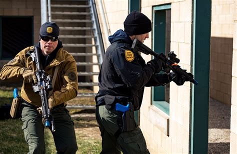 Swat Police Officer Training Law Enforcement Swat Training Icdk