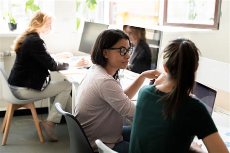 공유 책상에 앉아 함께 일하는 다인종 사무실 노동자 소녀 경영자에 대한 스톡 사진 및 기타 이미지 경영자 계획 공부 Istock