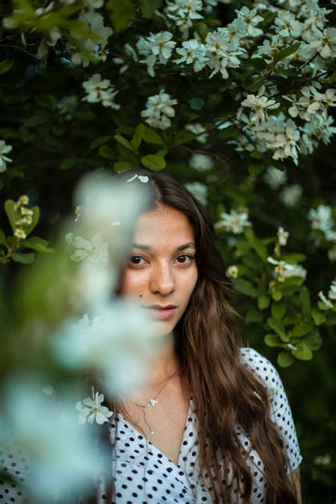 Фотосессия девушка в лесу девушка на природе девушка и цветы