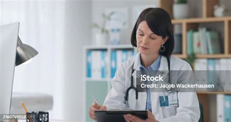 의료 클립보드 및 여성 의사가 사무실에서 의료 양식 및 보험 규정 준수 또는 체크리스트와 함께 글을 씁니다 수술 노트가 있는 병원 문서 및 외과 의사 계획 및 일정 확인