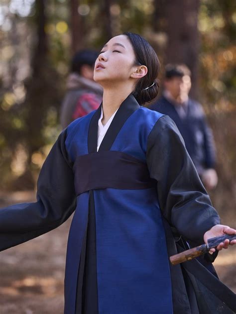 5 Drakor Populer Kim Go Eun Si Dukun Cantik Di Exhuma
