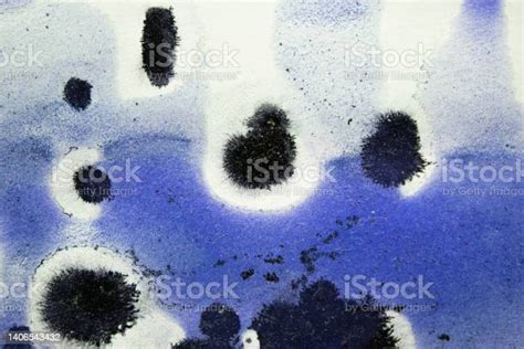 파란색과 검은 색 페인트 추상 예술 배경 텍스처 종이에 수채화 현대 유체 아트 페인팅 알코올 잉크 포스터 카드 초대장 배경 화면의 창조적 인 디자인을 혼합합니다 검은색에