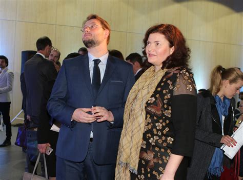 Дигитална икономика с книжни чиновници