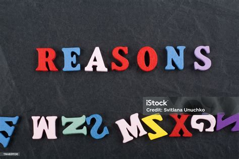 화려한 Abc 알파벳 블록 나무 편지에서 구성 된 검은 색 보드 배경에 대 한 이유 검 광고문 안의 공간을 복사 합니다 학습