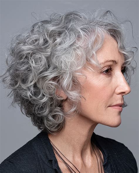 20 Stylish Short Curly Gray Hairstyles For Over 50 This 2025 Kappers