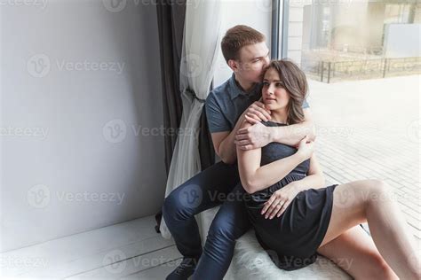 Pareja Sexy Romántica Enamorada Pasando Un Buen Rato Juntos Mujer Joven Abrazando A Su Novio