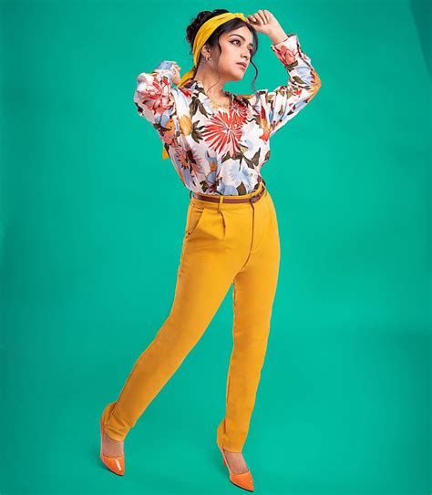 Janani Iyer Divine Outfits And Looks K4 Fashion