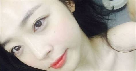 설리 복숭아같은 뽀얀피부 자랑셀카