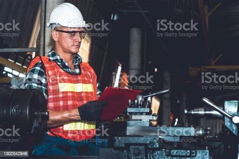 제조 작업장에서 기계 작업을 수행하는 스마트 팩토리 작업자 또는 엔지니어 Cnc 장치에 대한 스톡 사진 및 기타 이미지 Cnc 장치 강철 검사자 Istock