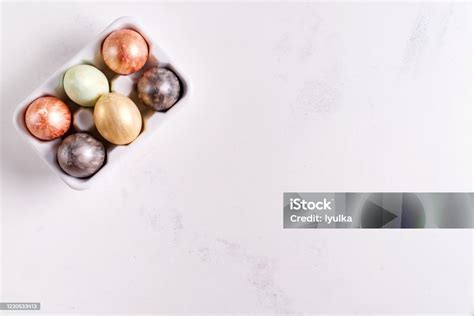 흰색 돌 배경 휴일 개념에 금과 은색 으로 칠해진 부활절 달걀을 가진 세라믹 달걀 트레이 0명에 대한 스톡 사진 및 기타 이미지 0명 계절 구도 Istock