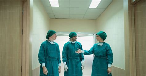 외과 의사 팀 개념 병원 의료 수술실의 전문 외과의는 환자 건강을 위한 전문 팀워크입니다 사진 Unsplash의 외과 의사 이미지