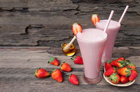 딸기 요구르트 과일 주스 스무디 핑크 화려한 과일 주스 밀크 쉐이크 혼합 음료 건강 한 고 단백 유리 음료 에피소드 아침 나무 배경에서 맛 있는 맛 0명에 대한 스톡 사진