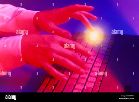 1994 HISTORICAL LAPTOP NOTEBOOK COMPUTER KEYBOARD WITH WOMANS HANDS TYPING Stock Photo Alamy