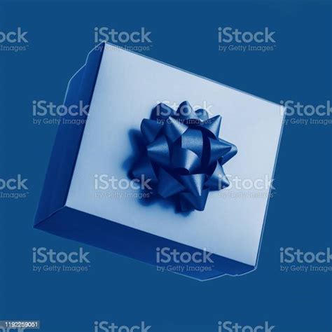 클래식 블루 톤의 리본이 있는 기프트 박스 2020년의 색상 공간을 복사합니다 0명에 대한 스톡 사진 및 기타 이미지 0명 2020년 개념 Istock