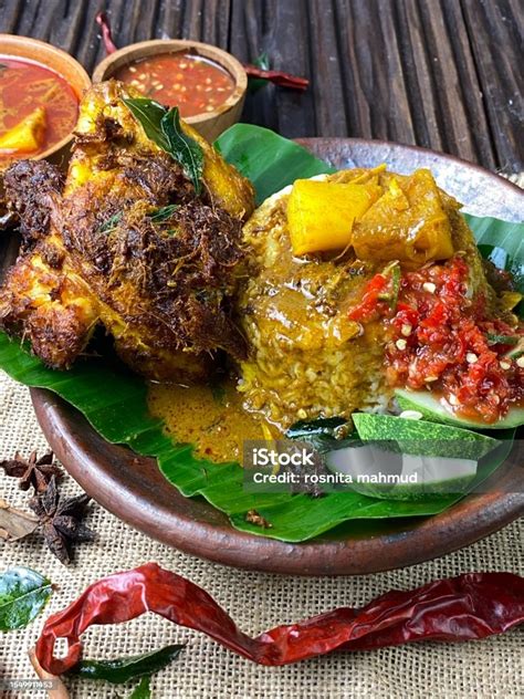 나시 레막 또는 나시 쿠쿠스 말레이시아 요리 말레이시아에서 흔히 볼 수 있는 코코넛 밀크와 판단 잎으로 요리한 향긋한 쌀 요리 삼발 멸치 땅콩 오이와 함께 제공됩니다 0명에