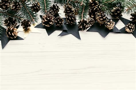 녹색 전나무 가지 황금 소나무 콘 및 텍스트 위한 공간을 가진 별 현대 크리스마스 이미지 휴일 이랑 인사말 카드입니다 세련 된 겨울 Flatlay입니다 즐거운 성탄절 0명에