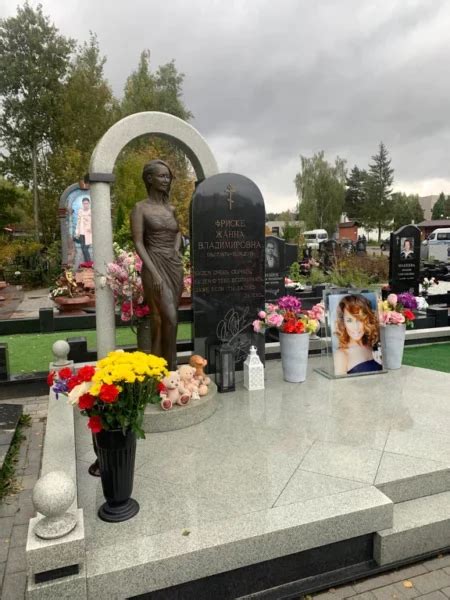 Состояние могилы Жанны Фриске удивило родители с лета не проведывали