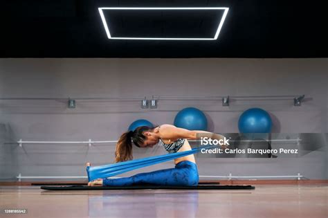 필라테스 피트니스 튼튼한 탄성 밴드 운동을 하는 젊은 백인 여성 여자에 대한 스톡 사진 및 기타 이미지 여자 탄력붕대 가냘픈 Istock