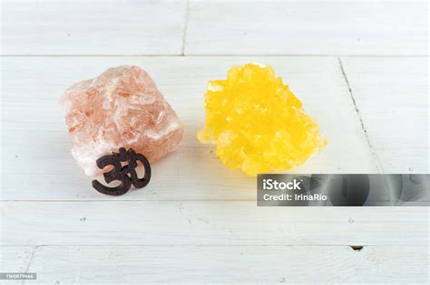분홍색 히말라야 소금 결정과 노란색 설탕 결정 삶의 주요 맛의 개념 달콤하고 짠 맛과 깨달음 옴의 상징 1위에 대한 스톡 사진 및 기타 이미지 Istock