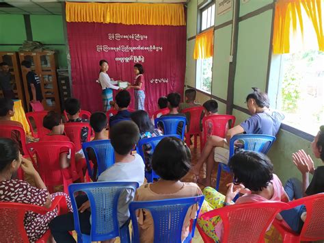 မြောက်ဦးခရိုင်၊ လူထုအခြေပြုဗဟိုဌာန Community Centre ခန်းမ၌ ကဗျာရွက်ဆိုပ