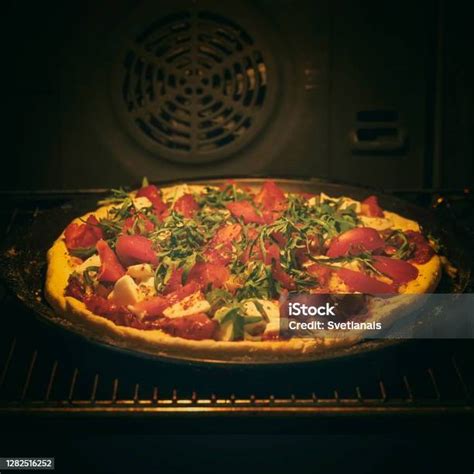 홈 오븐에서 피자를 굽는 음식 배경 가정 요리 신선한 재료 토마토 아루굴라 치즈를 곁들인 맛있는 피자 가정 생활에 대한 스톡 사진 및 기타 이미지 Istock